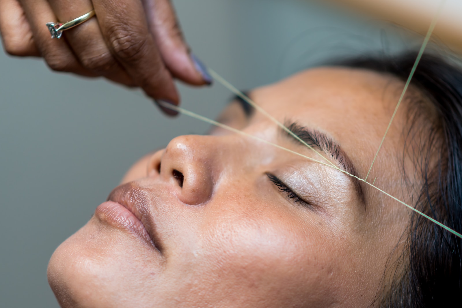 Epilation du sourcil au fil : l'art et la manière